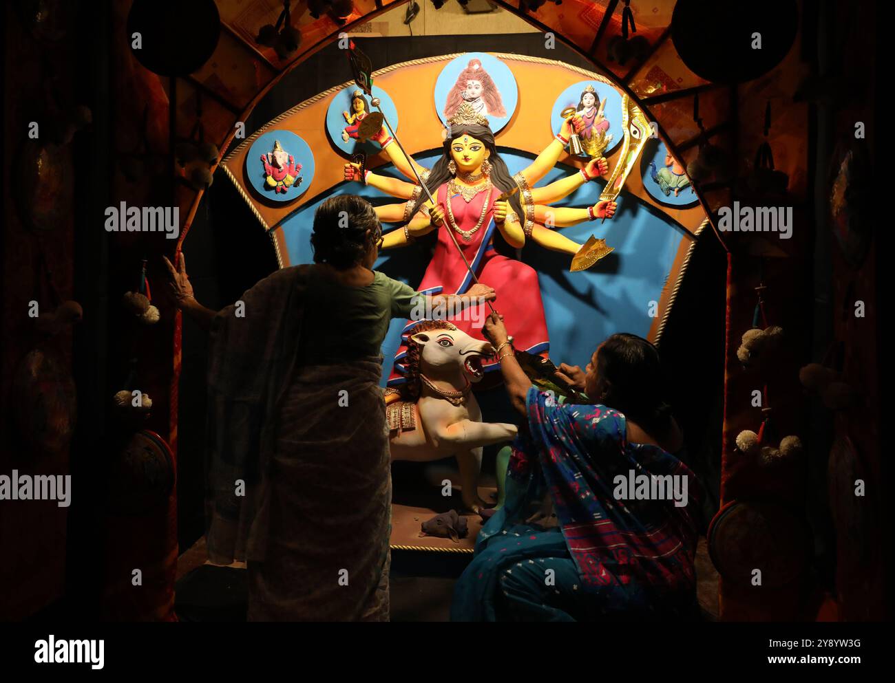 Kolkata, West Bengal, India. 7th Oct, 2024. Hindu senior citizen women ...