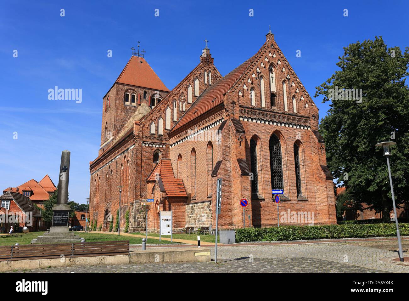 View high brick church hi-res stock photography and images - Alamy