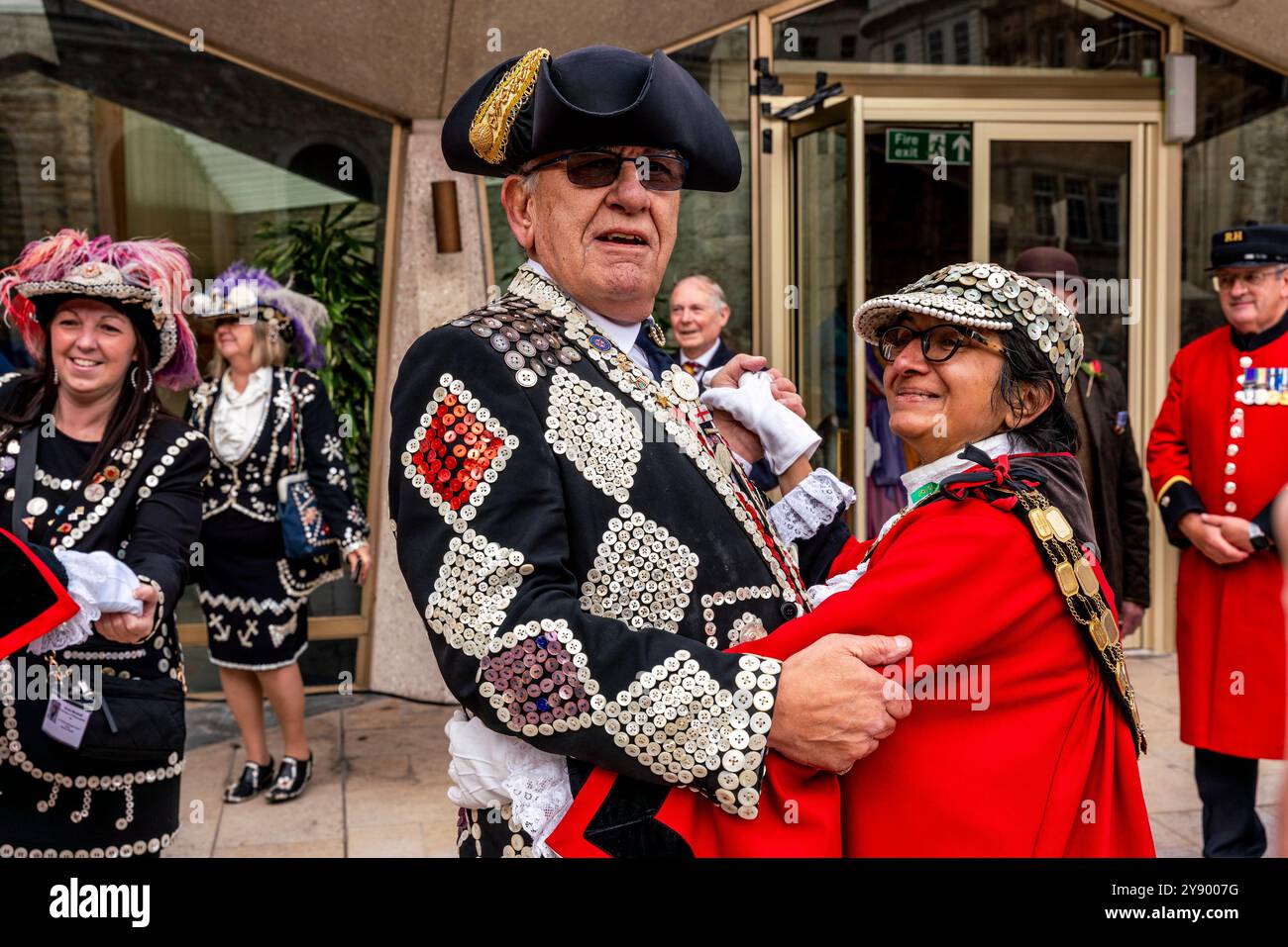 A Pearly King Switches Hats and Dances With A London Borough Mayor At ...