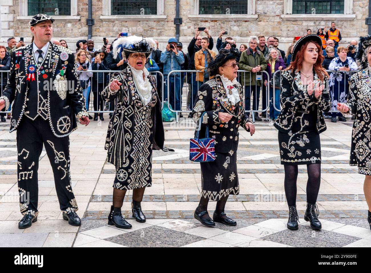 Traditional cockney costume hi-res stock photography and images - Alamy