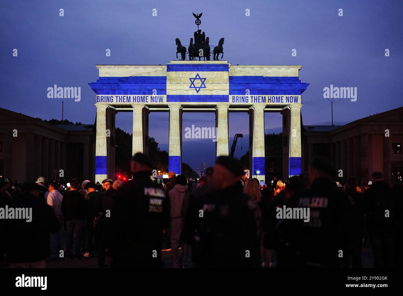 07 October 2024, Berlin: The Brandenburg Gate will be illuminated with ...