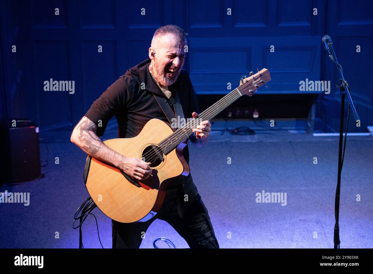 Jon Gomm performing at the Acapela, Pentyrch, October 2024 Stock Photo ...