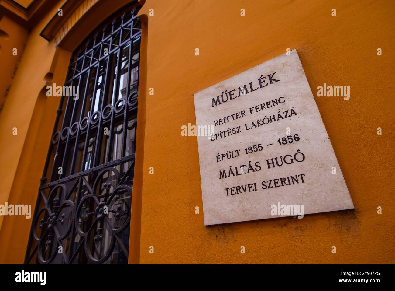 Commemorative plaque on building, Budapest Stock Photo - Alamy