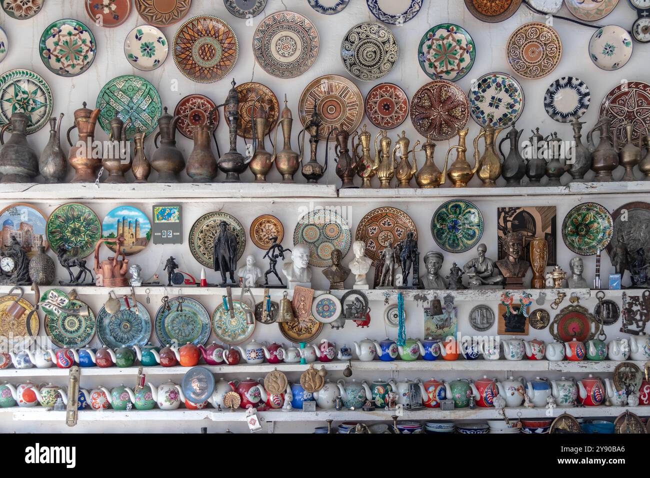 Ceramic plates and traditional decorative items, Bukhara, Uzbekistan ...