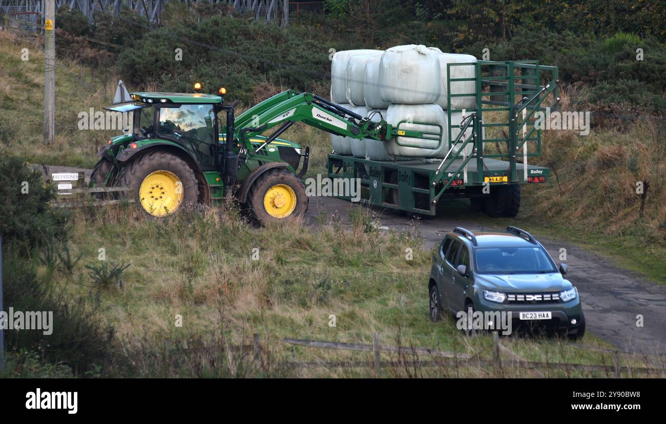 TRACTOR LOADING BALES ONTO TRAILER RE FARMING FARMS COUNTRYSIDE RURAL ...