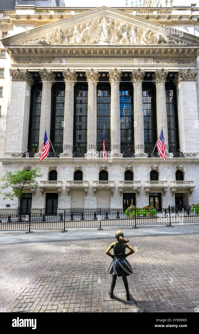 Statue of defiant girl hi-res stock photography and images - Alamy
