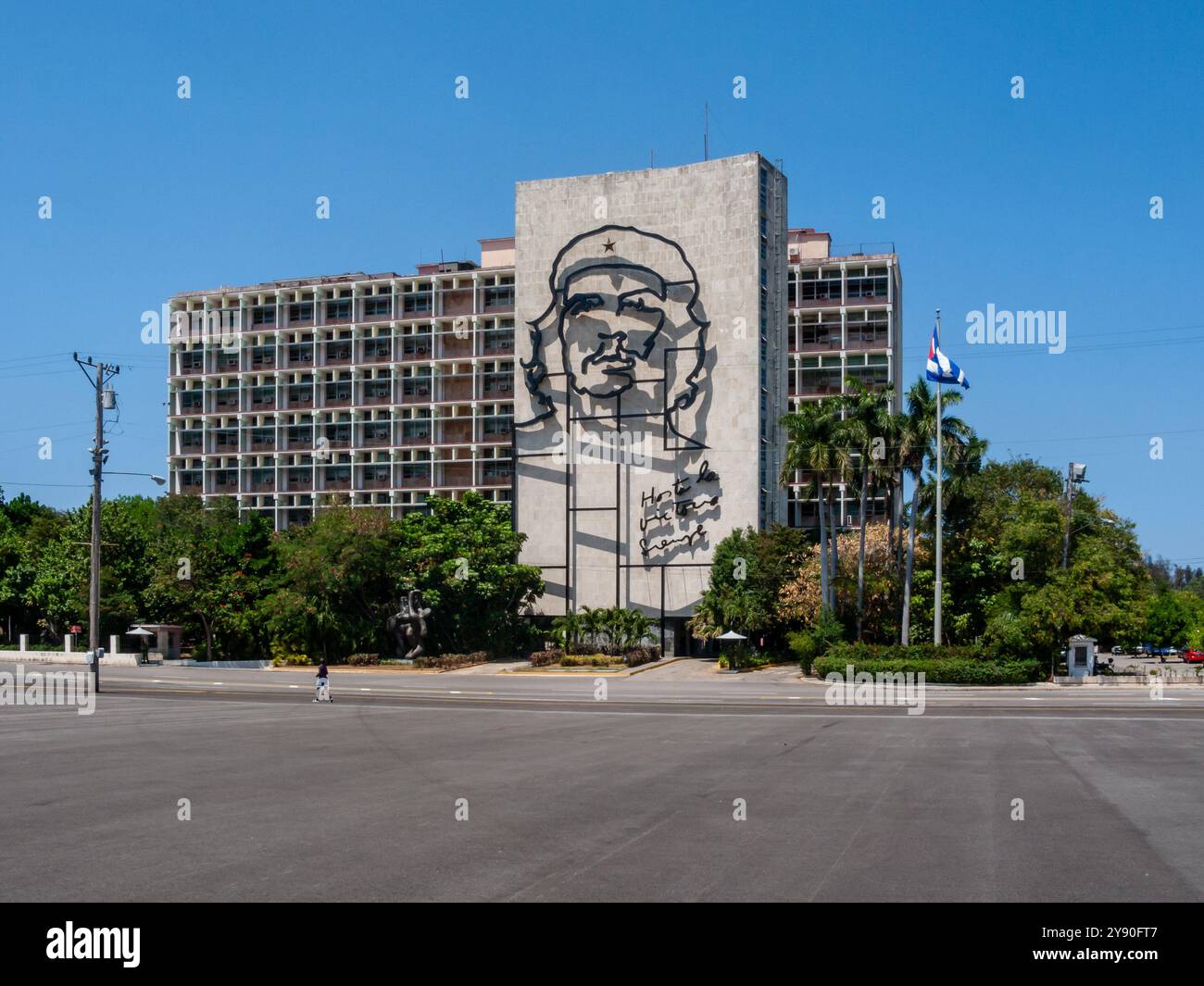 Ironwork image of Che Guevara on the side of the government building ...
