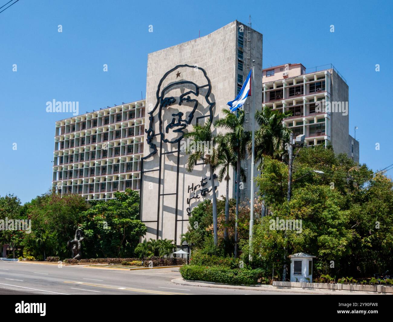 Ironwork image of Che Guevara on the side of the government building ...