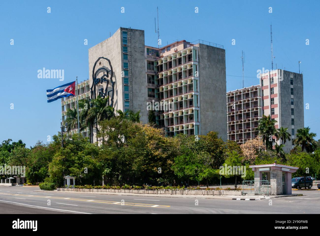 Ironwork image of Che Guevara on the side of the government building ...