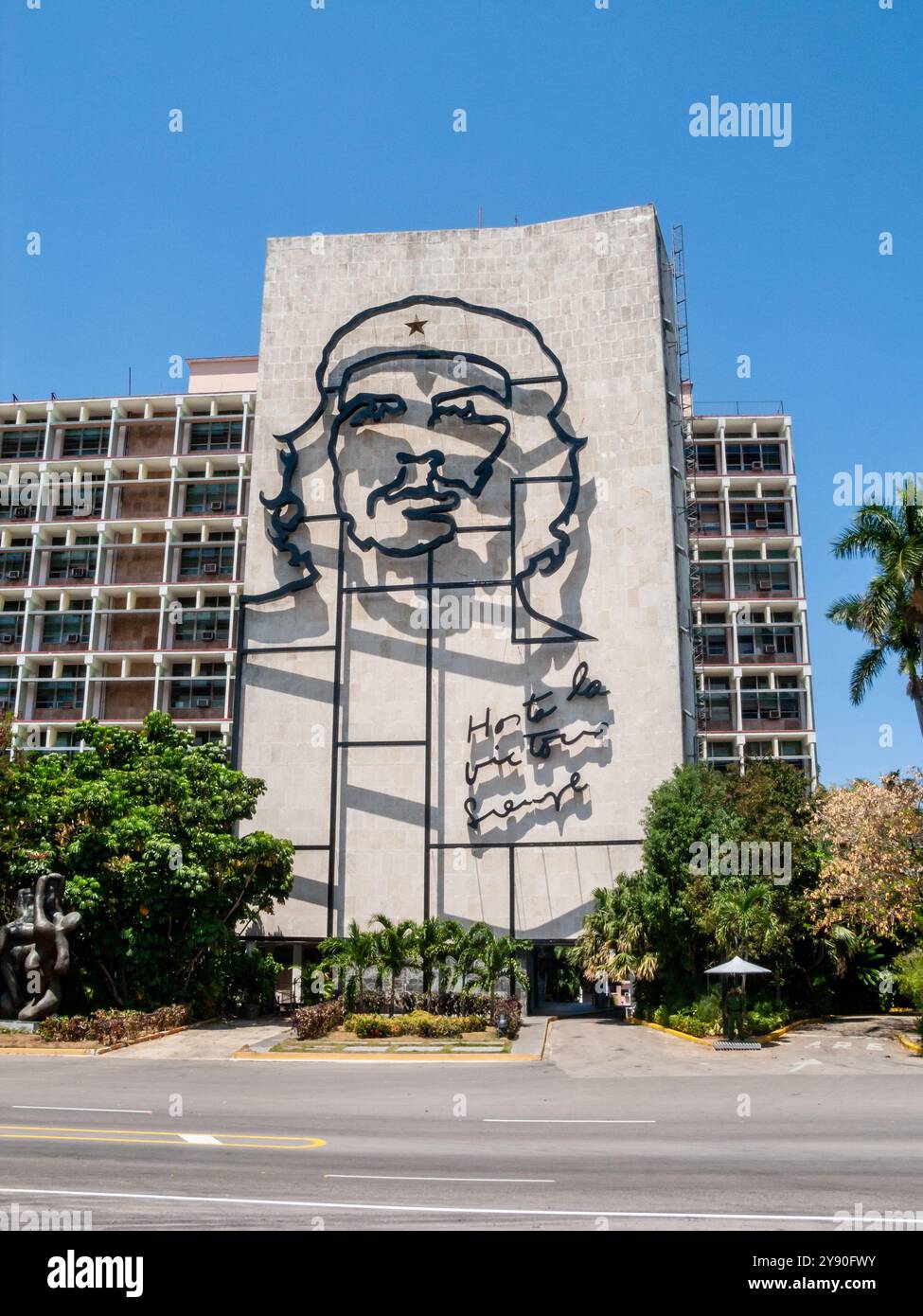Ironwork image of Che Guevara on the side of the government building ...