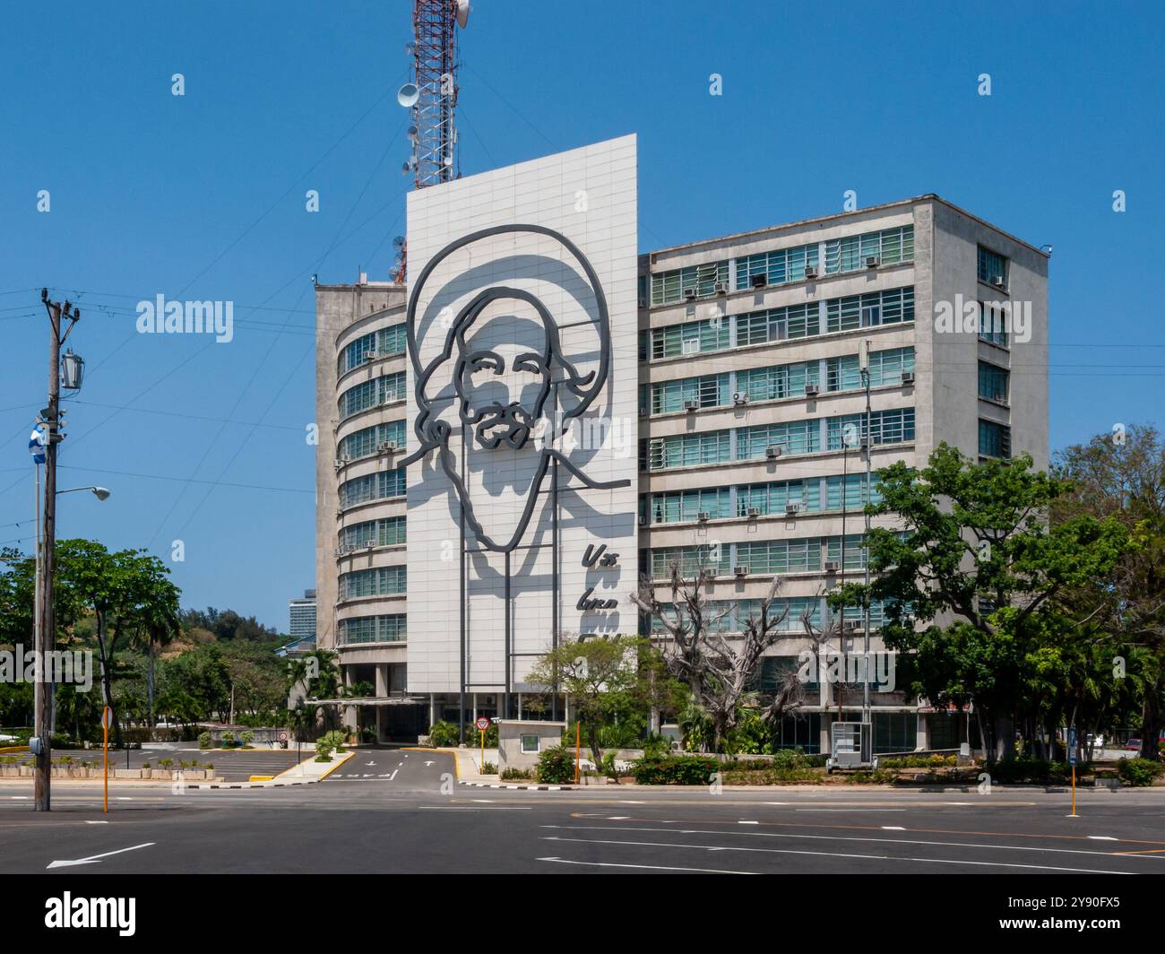 Ironwork image of Fidel Castro on the side of the government building ...