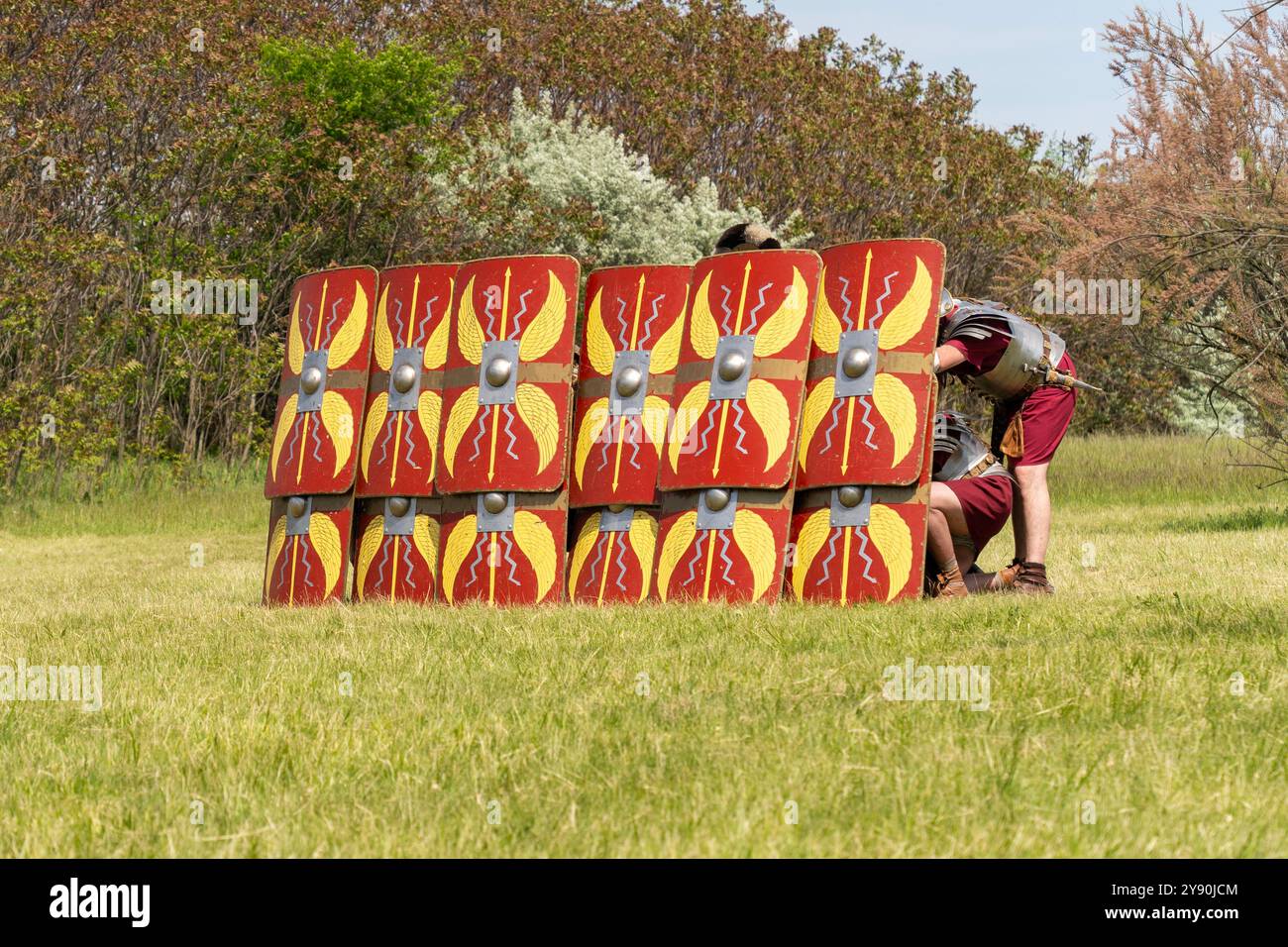 Roman legionaries in testudo formation with red shields Stock Photo - Alamy