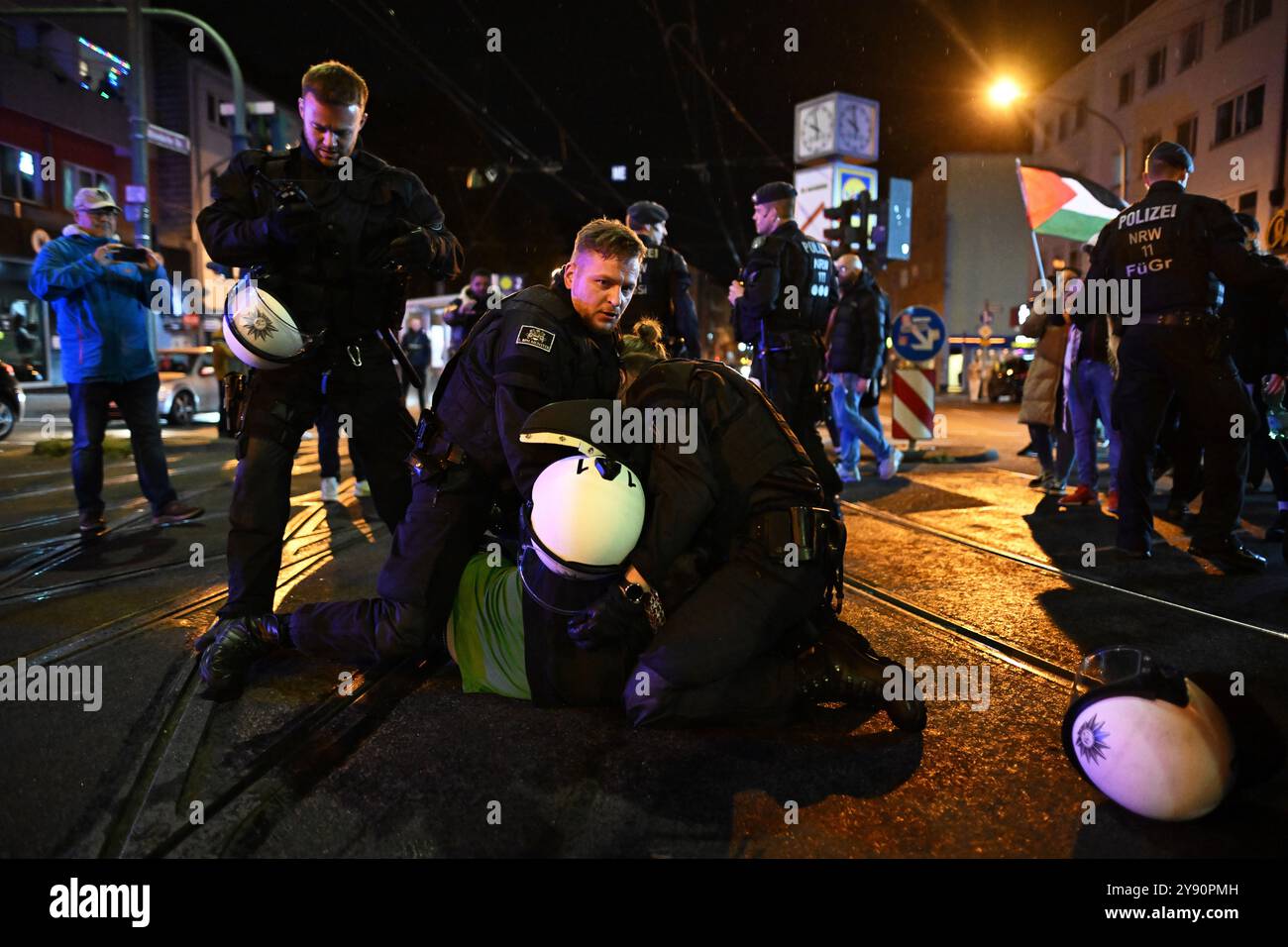 07 October 2024, North Rhine-Westphalia, Essen: Police officers take a ...