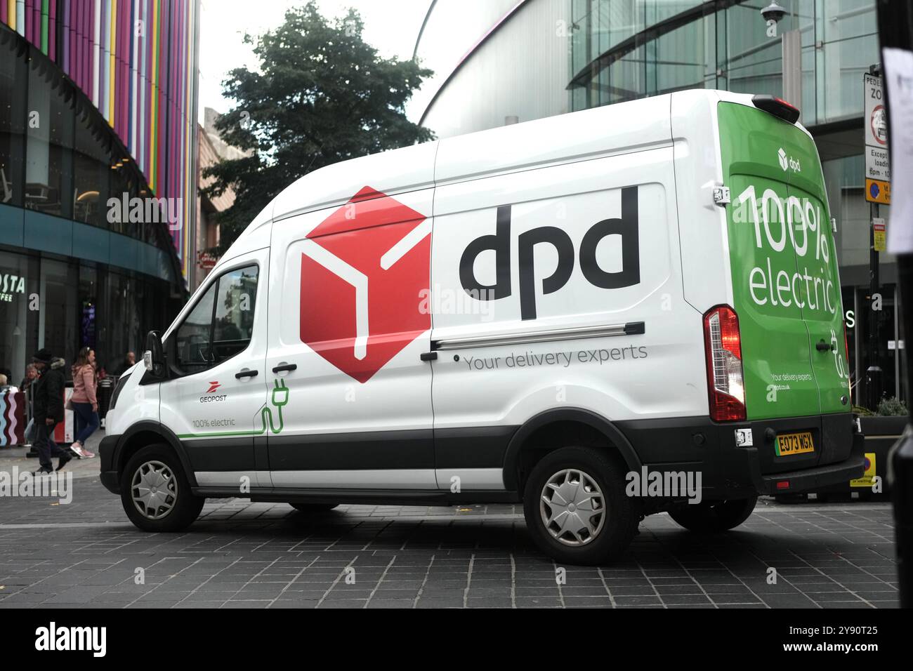 Electric dpd delivery van hi-res stock photography and images - Alamy