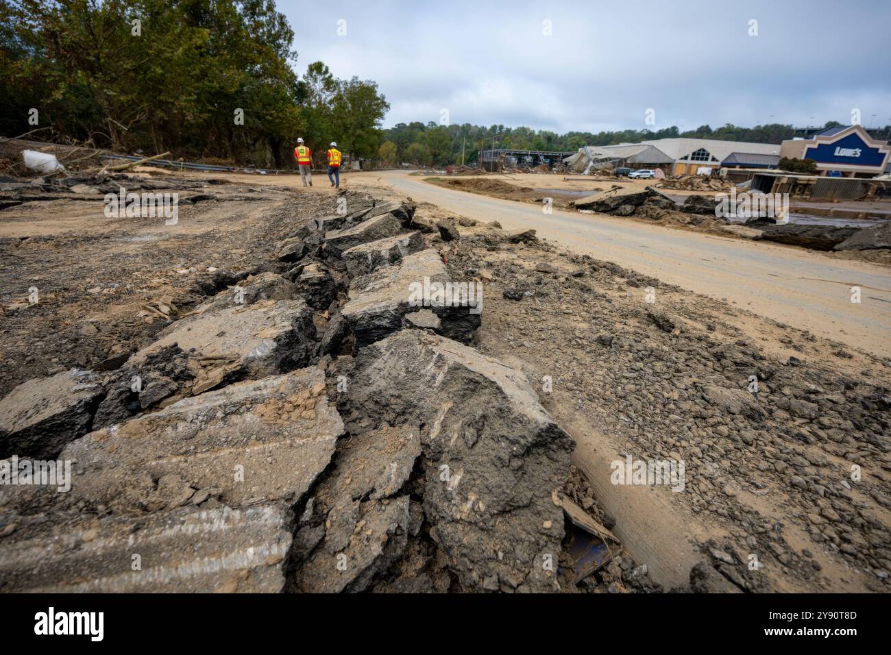 Asheville, United States. 05th Oct, 2024. Mud, downed trees and debris ...