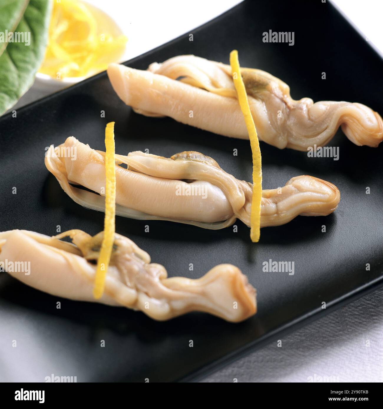 NAVAJAS DE MAR EN CONSERVA CON LIMÓN Stock Photo - Alamy