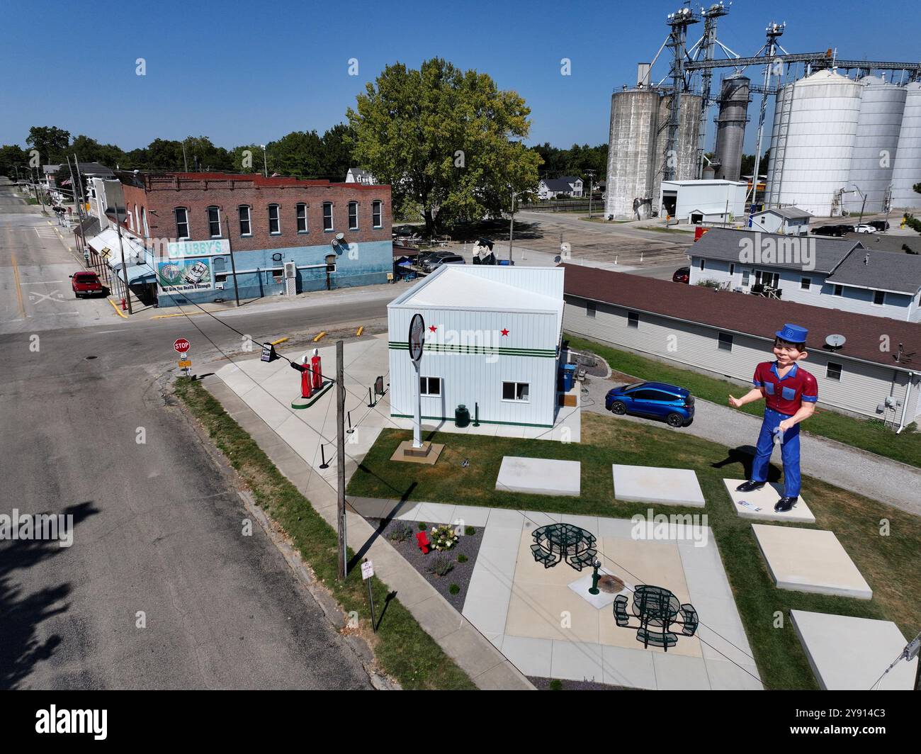 Aerial view of Route 66 visitor center and large statue in Atlanta ...