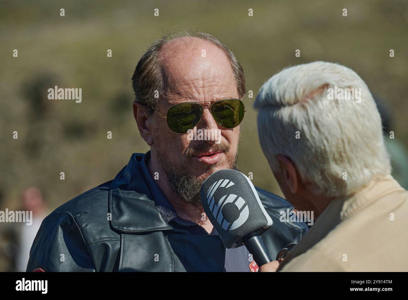 THE MAN WHO LOVED UFOS, (aka EL HOMBRE QUE AMABA LOS PLATOS VOLADORES ...