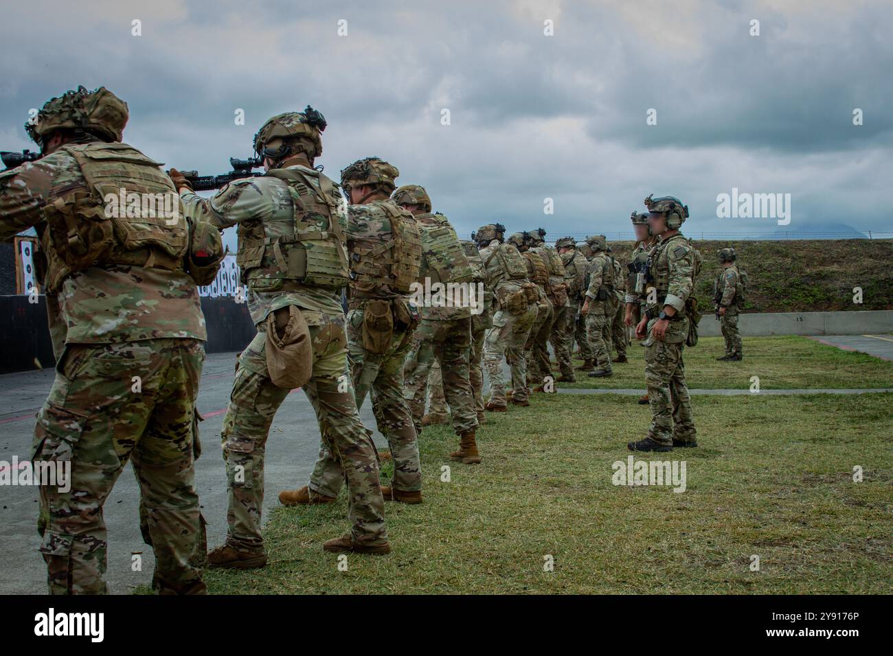 Soldiers assigned to 25th Infantry Division conduct shooting drills ...