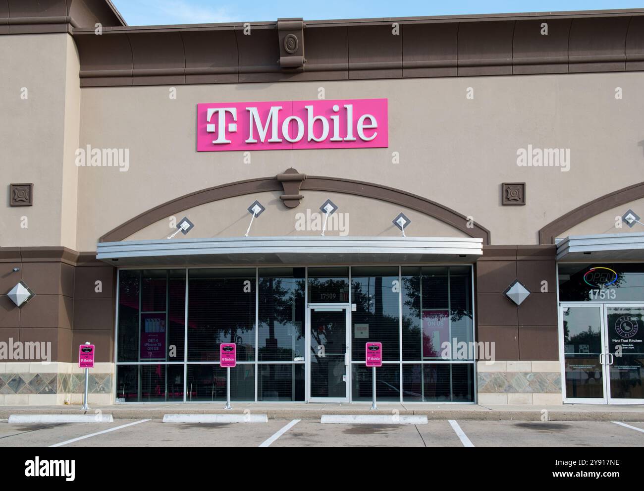 Mobile phone storefront hi-res stock photography and images - Alamy