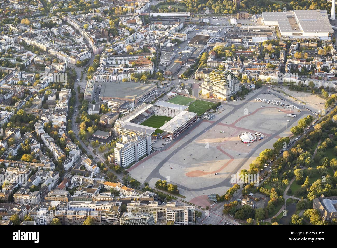 Aerial view of St. Pauli with Heiligengeistfeld, green bunker ...