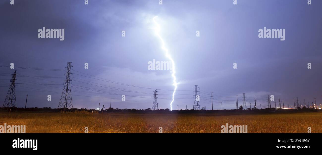 Lightning strike behind storm hi-res stock photography and images - Alamy