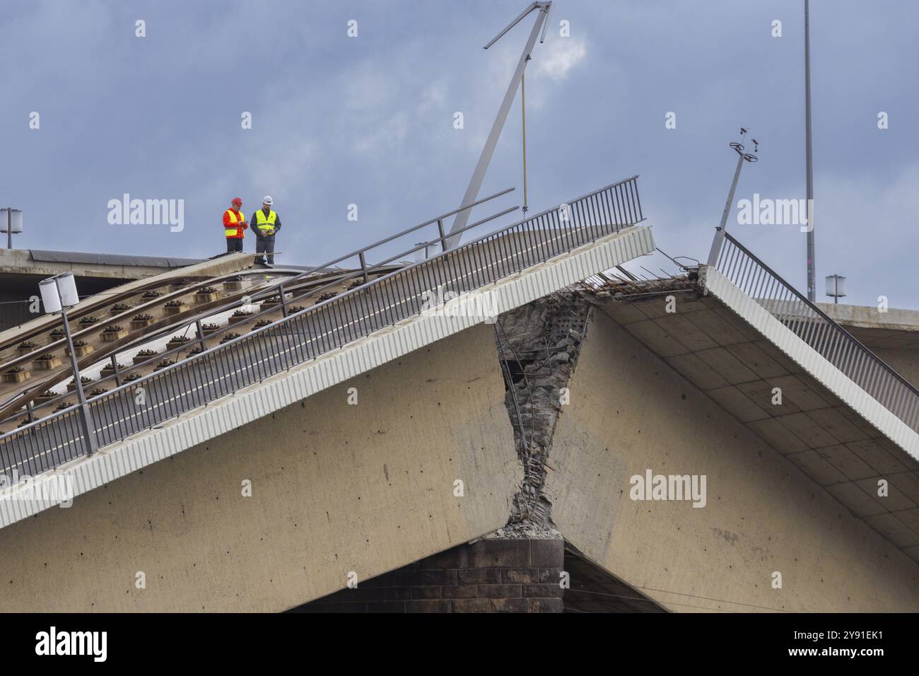 A section of the Carola Bridge has collapsed. Over a length of around ...
