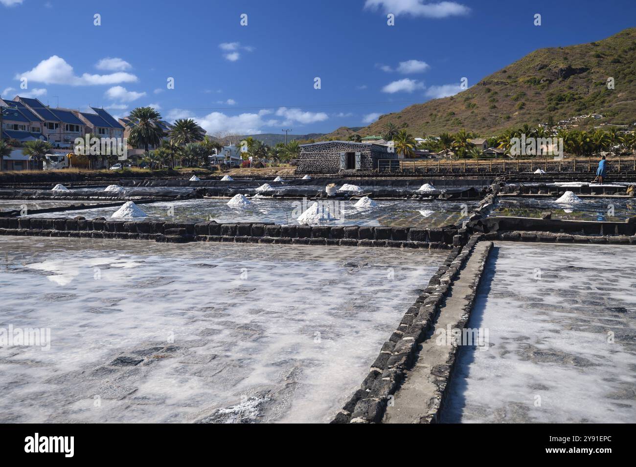 Salt production, sea salt through evaporation, Yemen salt works ...