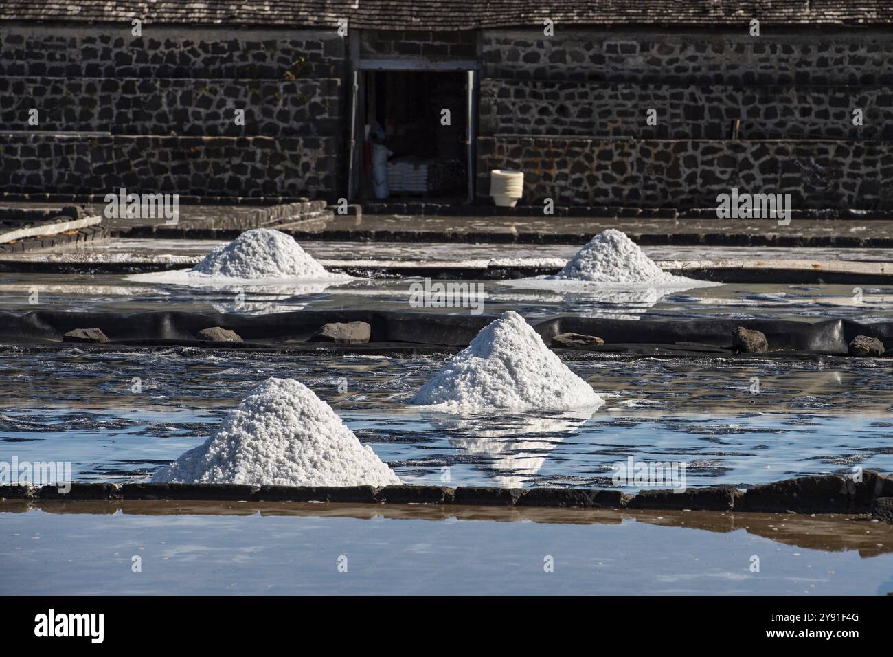 Salt production, sea salt through evaporation, Yemen salt works ...
