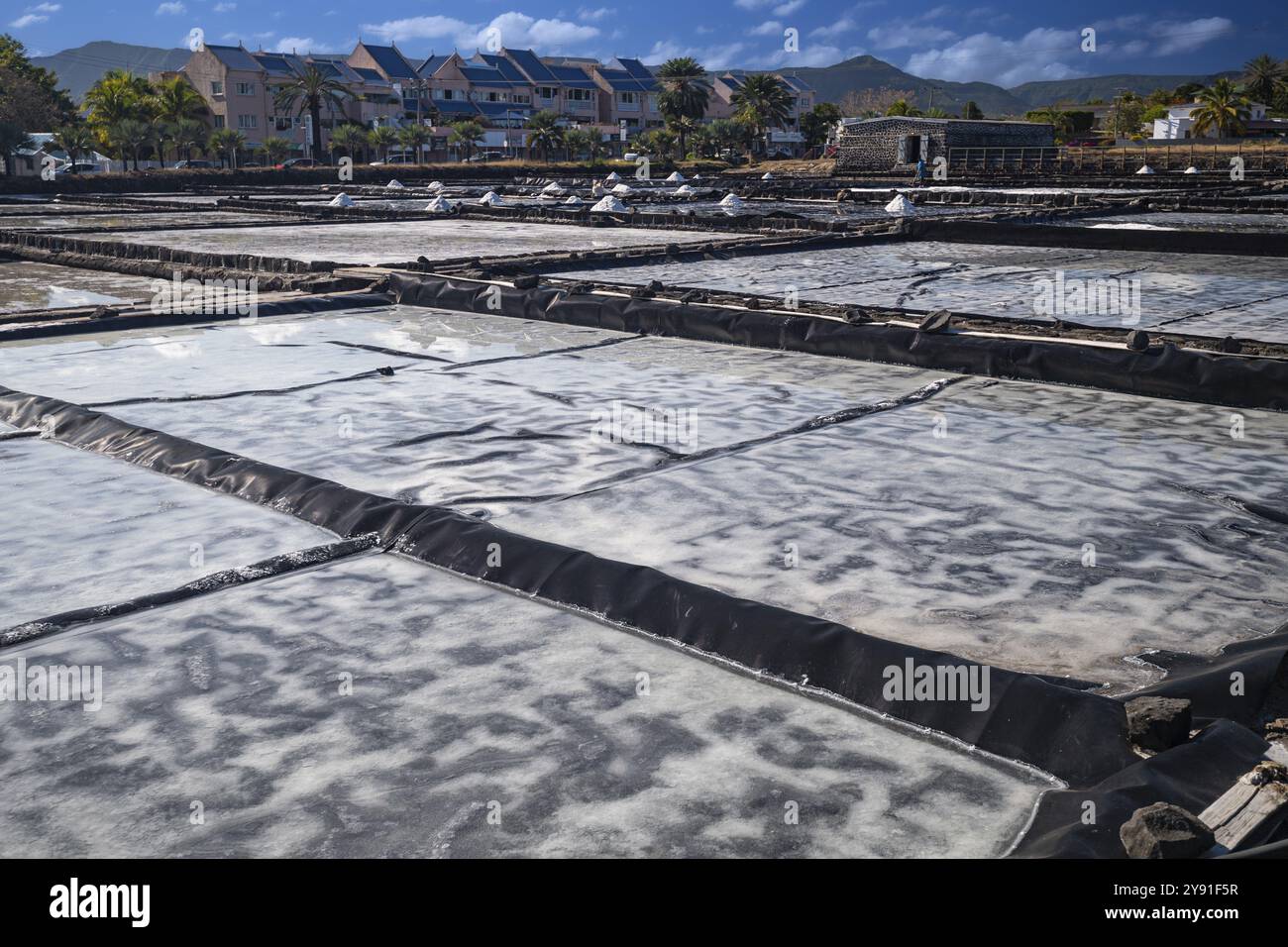 Salt production, sea salt through evaporation, Yemen salt works ...