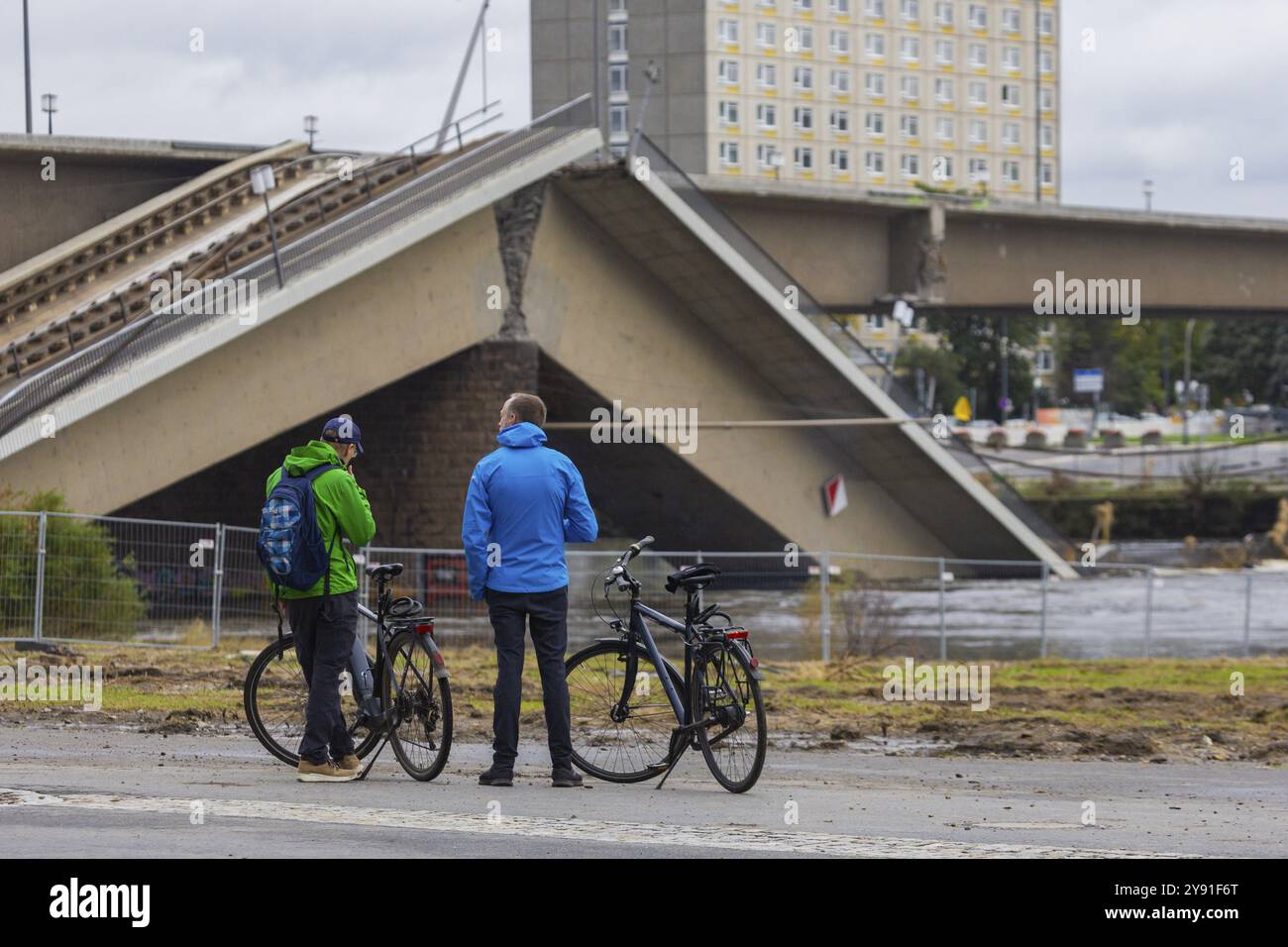 A section of the Carola Bridge has collapsed. Over a length of around ...