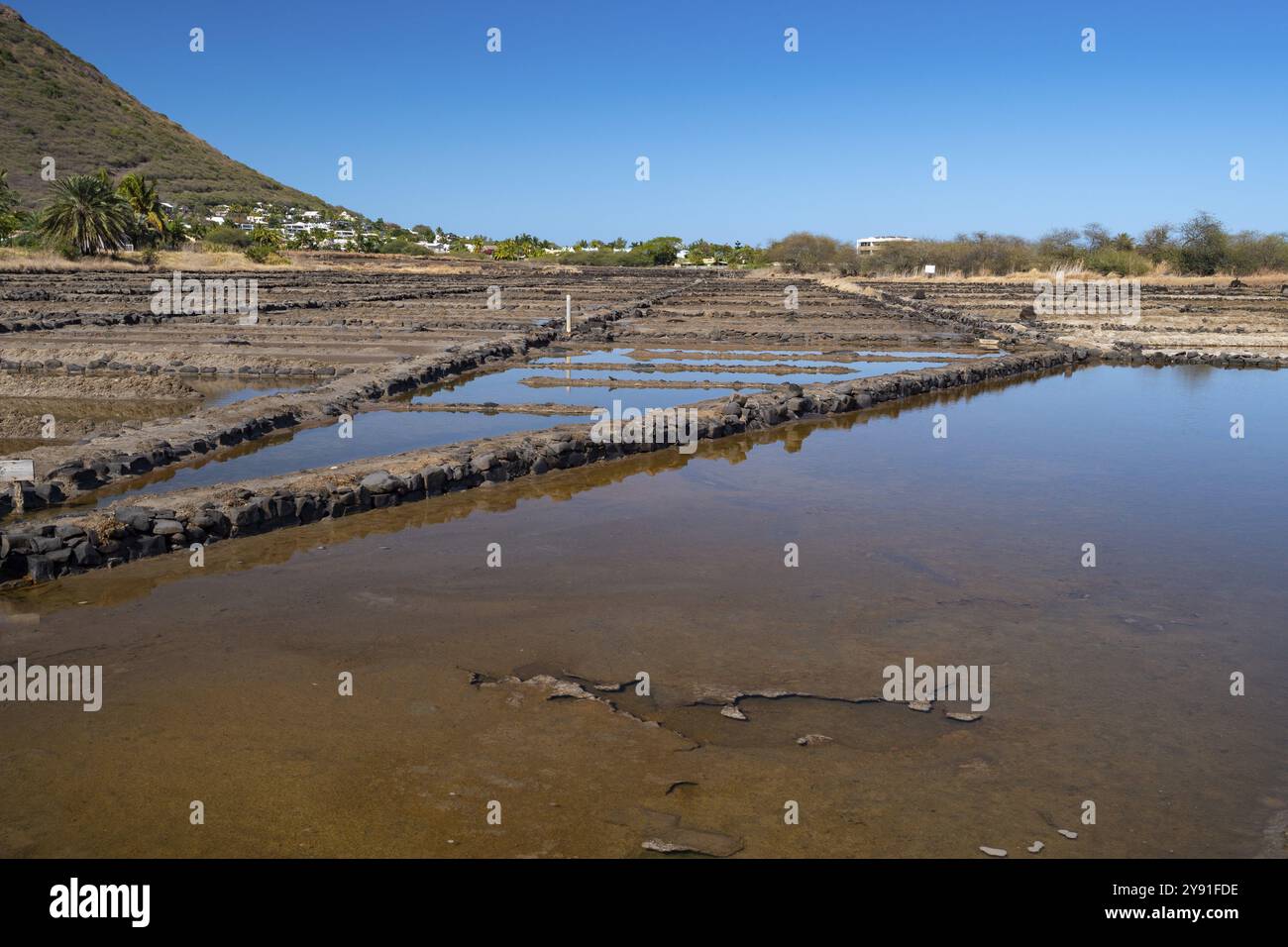 Salt production, sea salt through evaporation, Yemen salt works ...