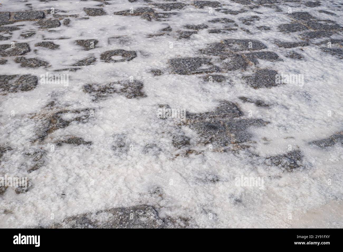 Salt production, sea salt through evaporation, Yemen salt works ...