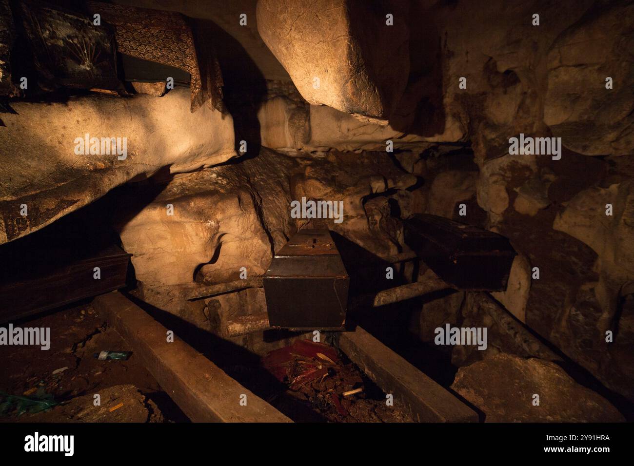 Coffin inside the cave of the toraja tribe Stock Photo - Alamy