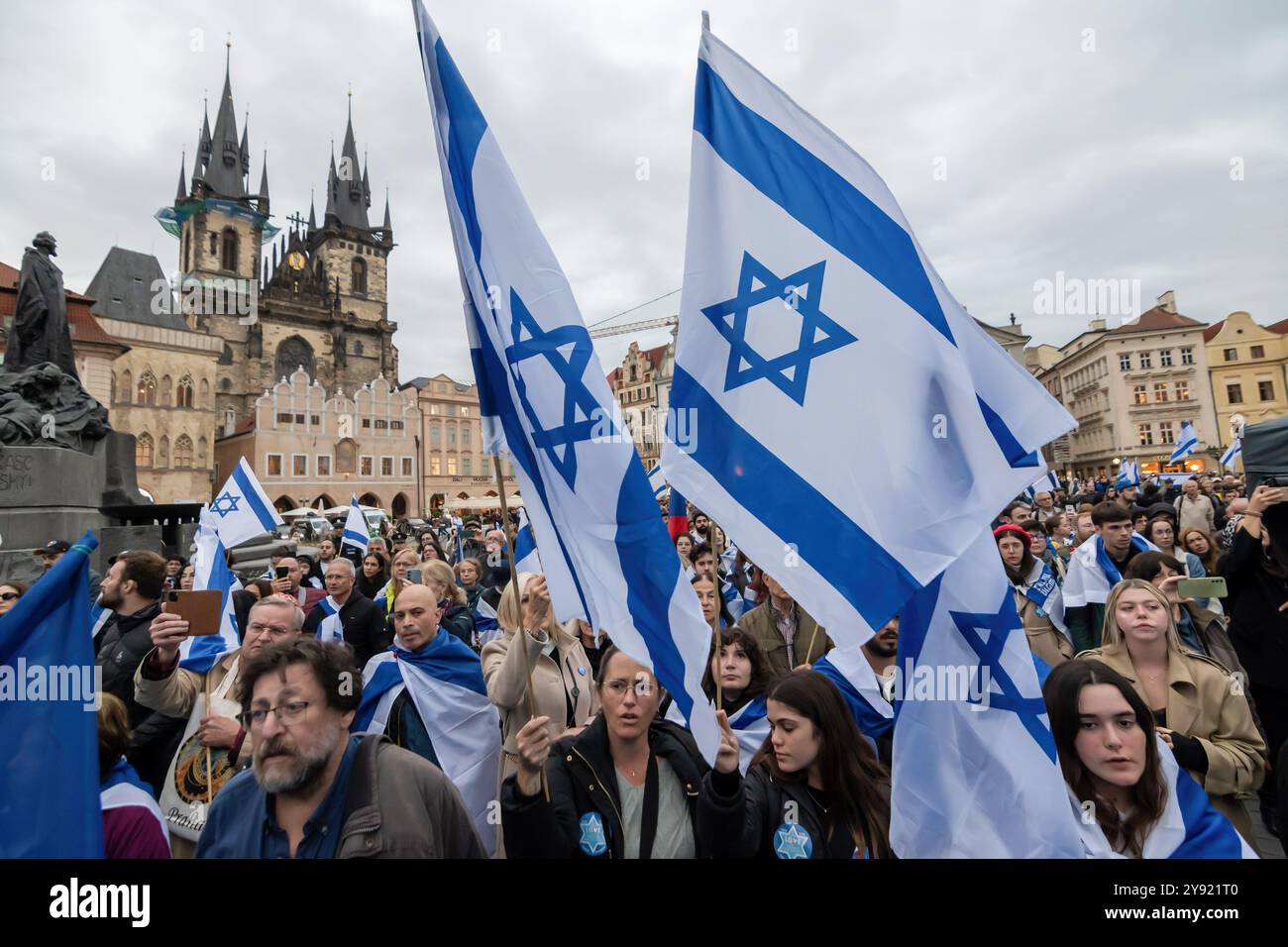 Prague, Czech Republic. 07th Oct, 2024. People gather at the Old Town ...