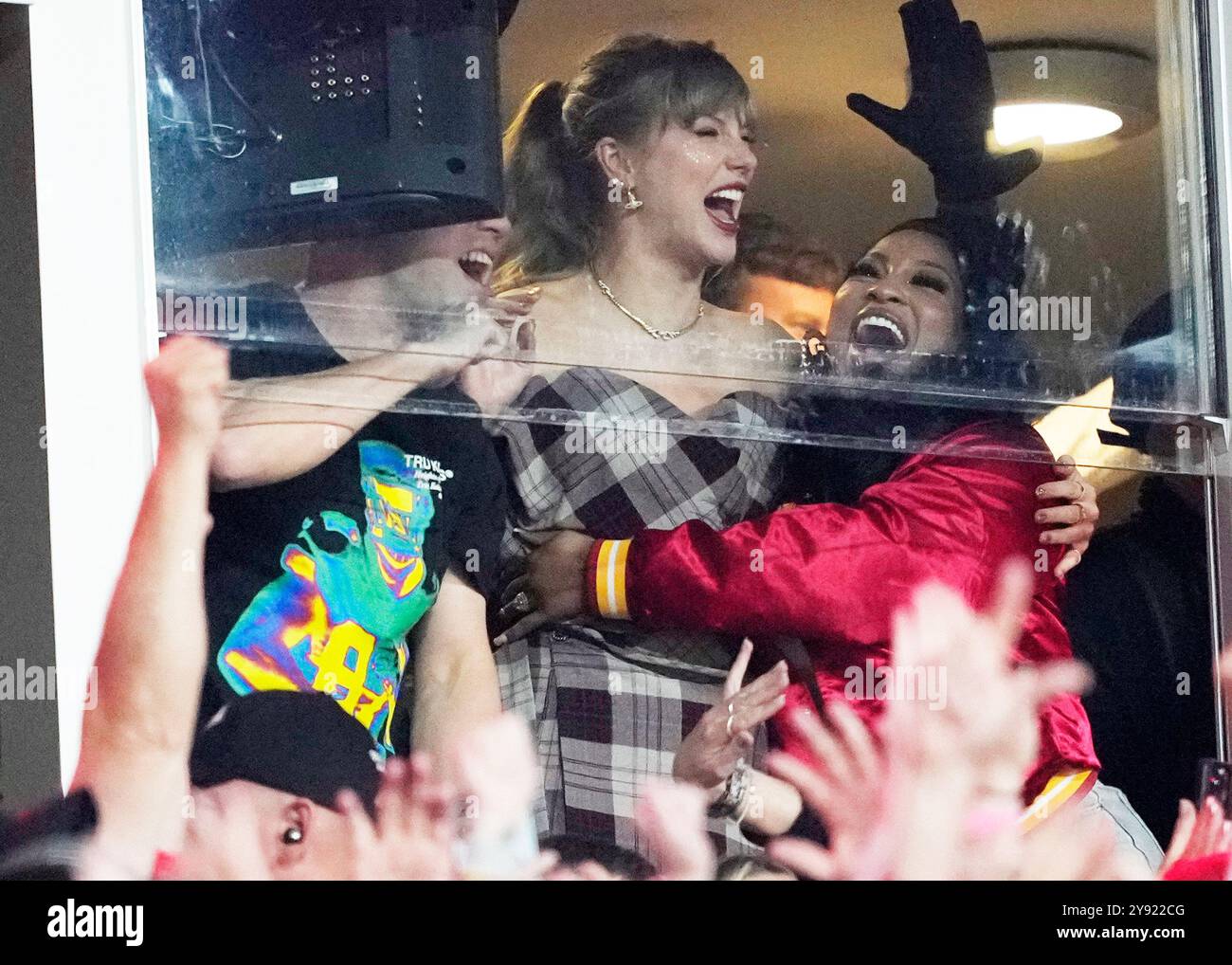 Kansas City, United States. 07th Oct, 2024. Taylor Swift cheers on the ...