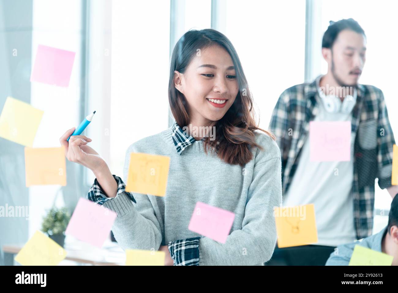 Brainstorming diversity creative design use post it sticky note team ...