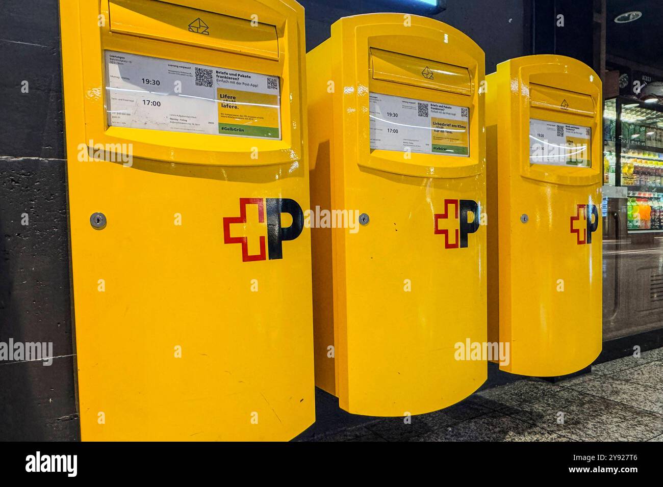 Die Briefkästen der Schweizerischen Post tragen seit Anfang 2024 zu ihrem 175. Geburtstag ein ...
