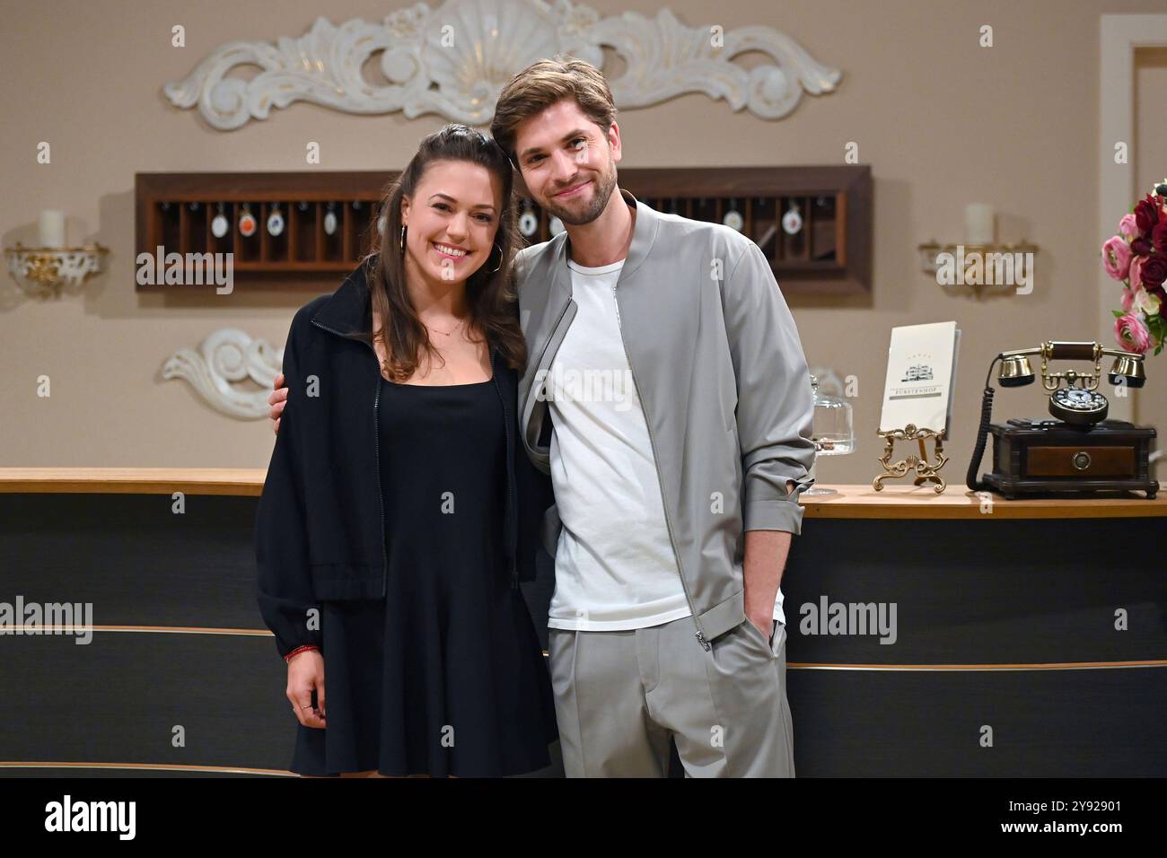 Katharina SCHEUBA (actress) is Maxi Neubach, Elias REICHERT (actor) is ...