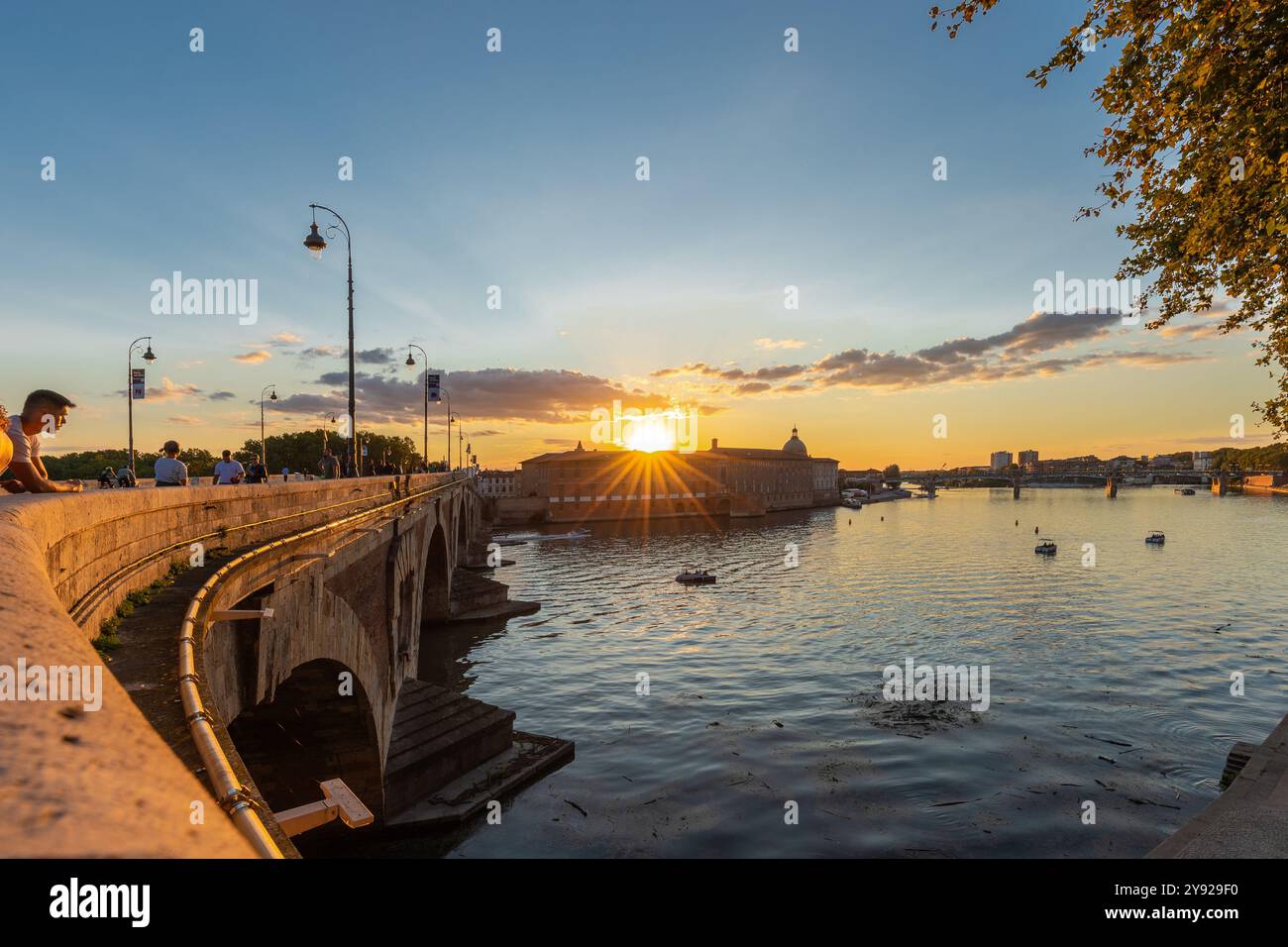 Golden sunset over the Garonne river and Pont Neuf in downtown Toulouse ...