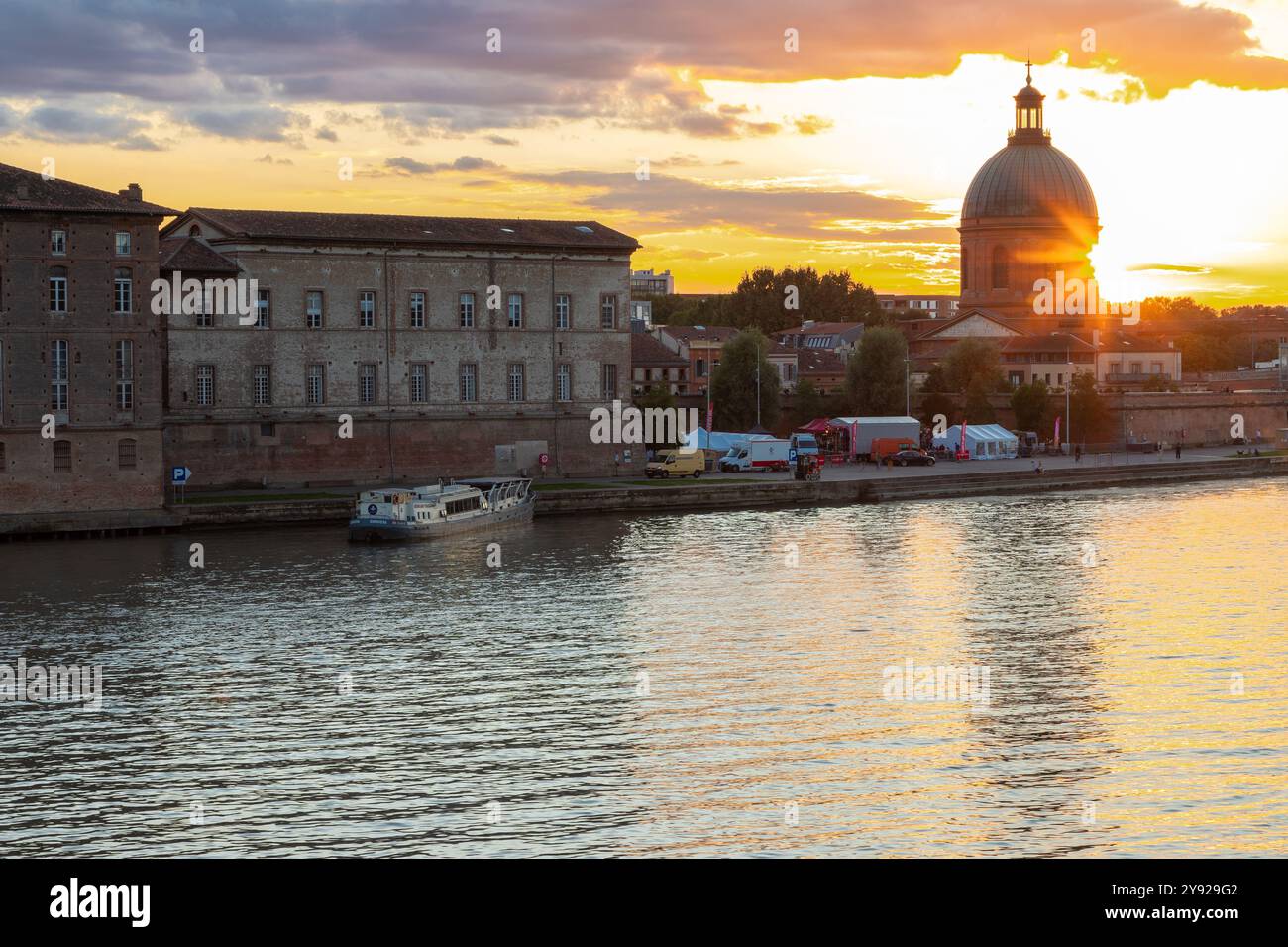 Golden sunset over Garonne river with views on the the pedestrian Saint ...