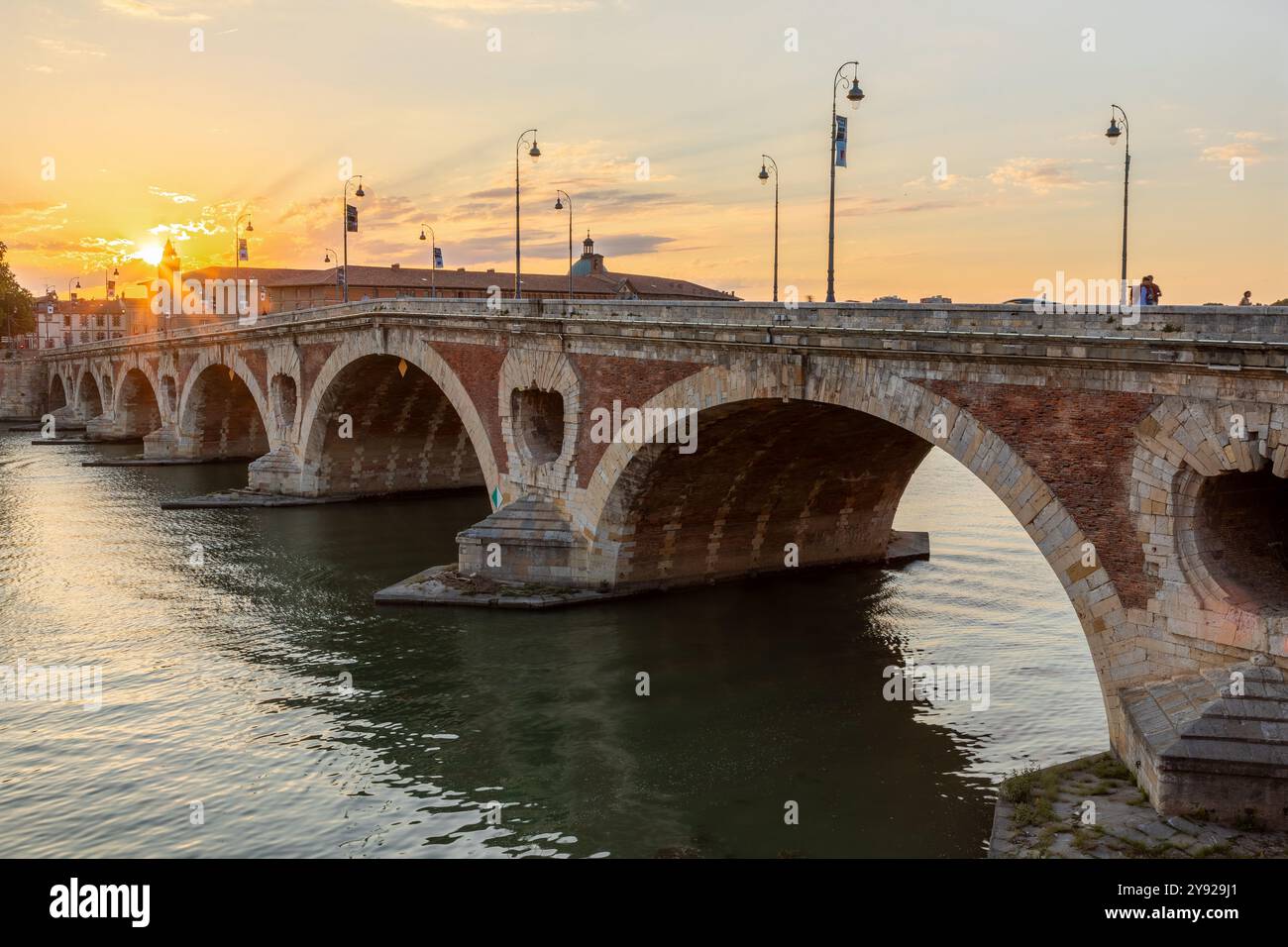 Golden sunset over the Garonne river and Pont Neuf in downtown Toulouse ...