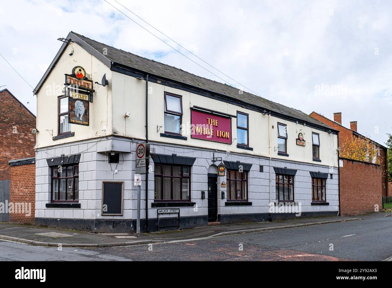 Pub sign white building hi-res stock photography and images - Alamy