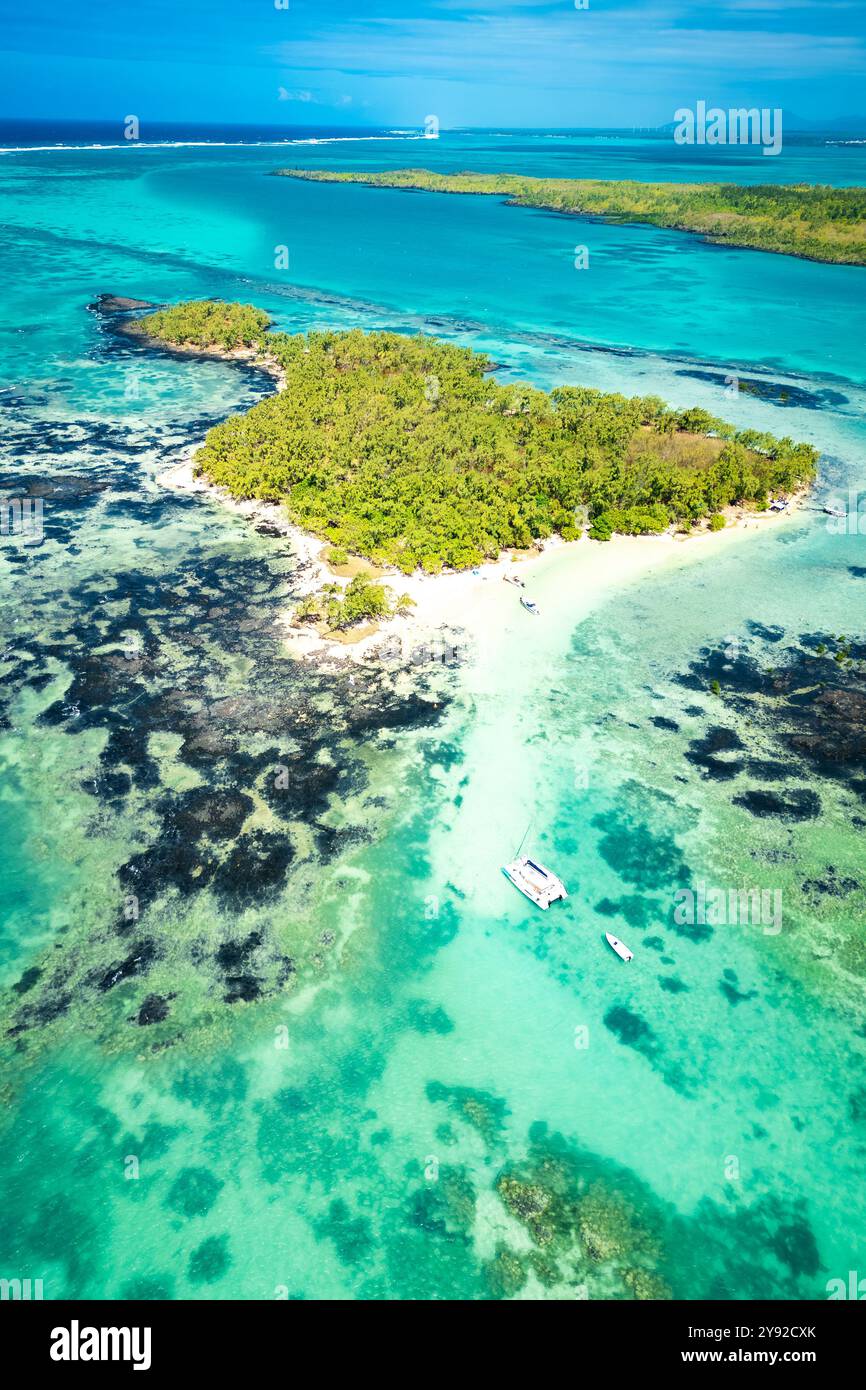 Turquoise water coral reefs sandy hi-res stock photography and images ...