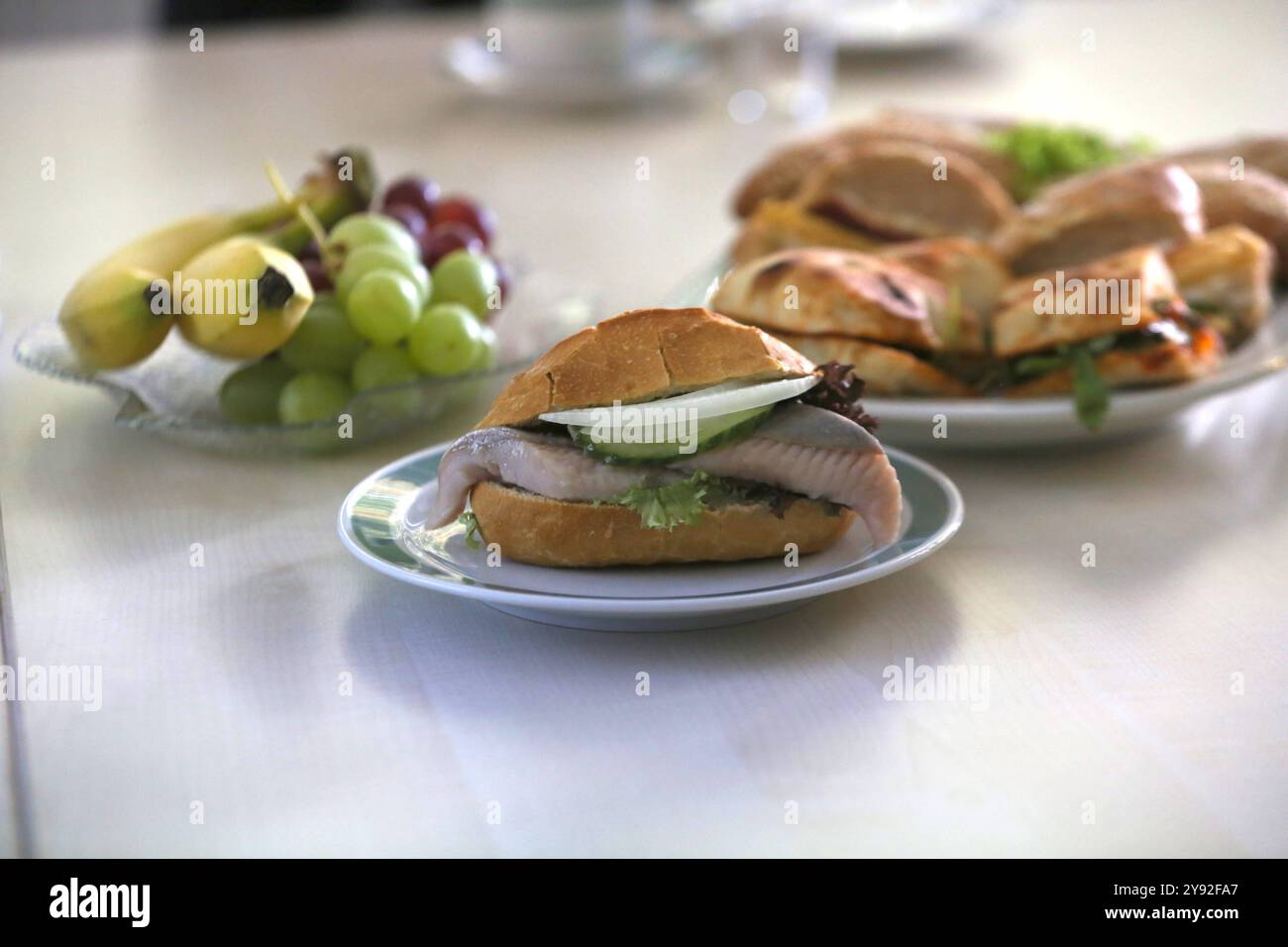 Tisch mit fisch hi-res stock photography and images - Alamy