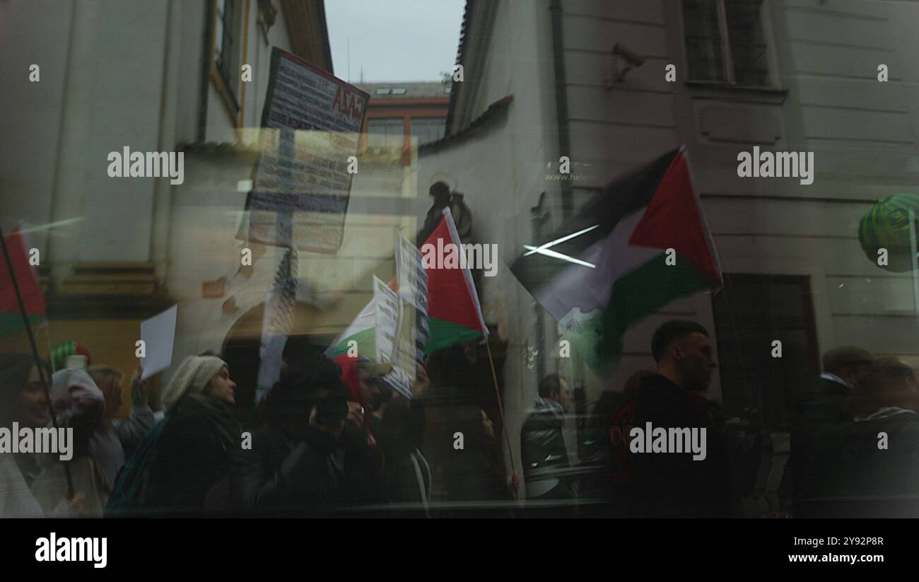 A reflection of love Stock Photo - Alamy