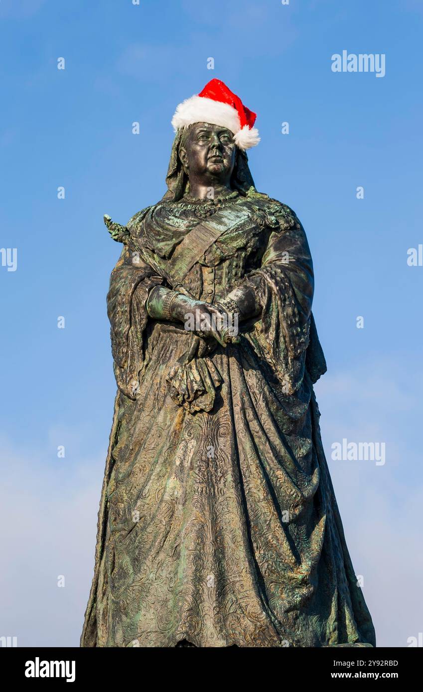 Statue of Queen Victoria wearing a santa hat Stock Photo - Alamy