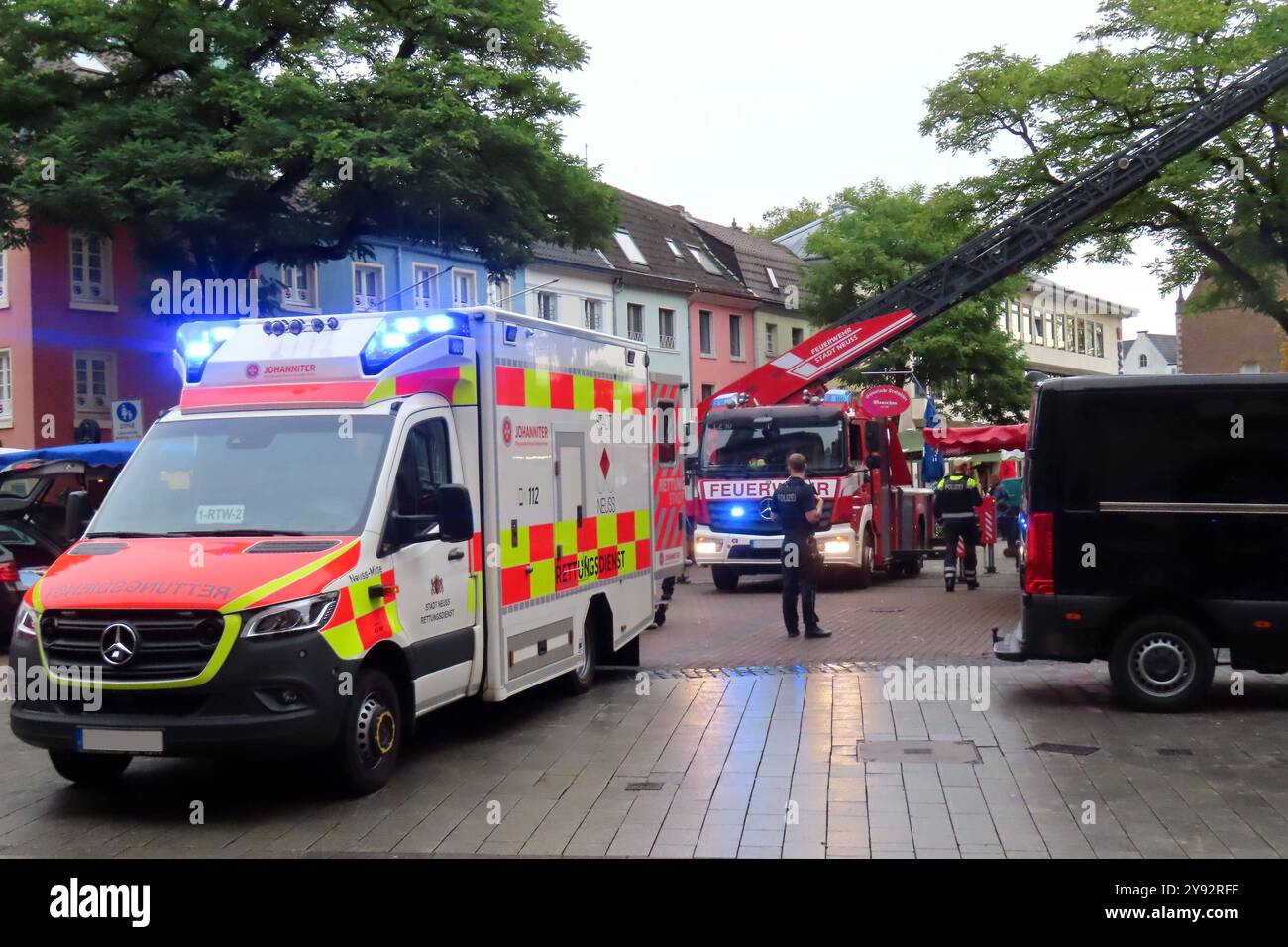 ...Einsatzfahrzeuge vor Ort im aktiver Bereitschaft... Rettungsdienste ...