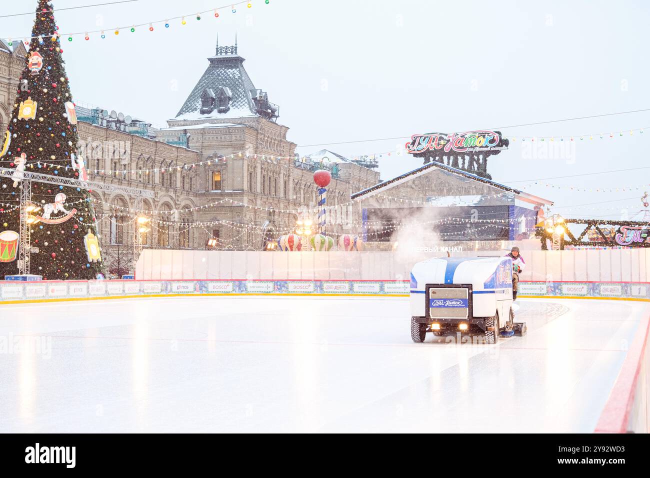 Skating ring near red hi-res stock photography and images - Alamy