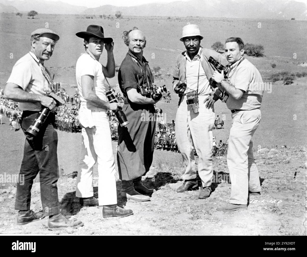 TONY CURTIS and YUL BRYNNER with still / press photographers on hill ...